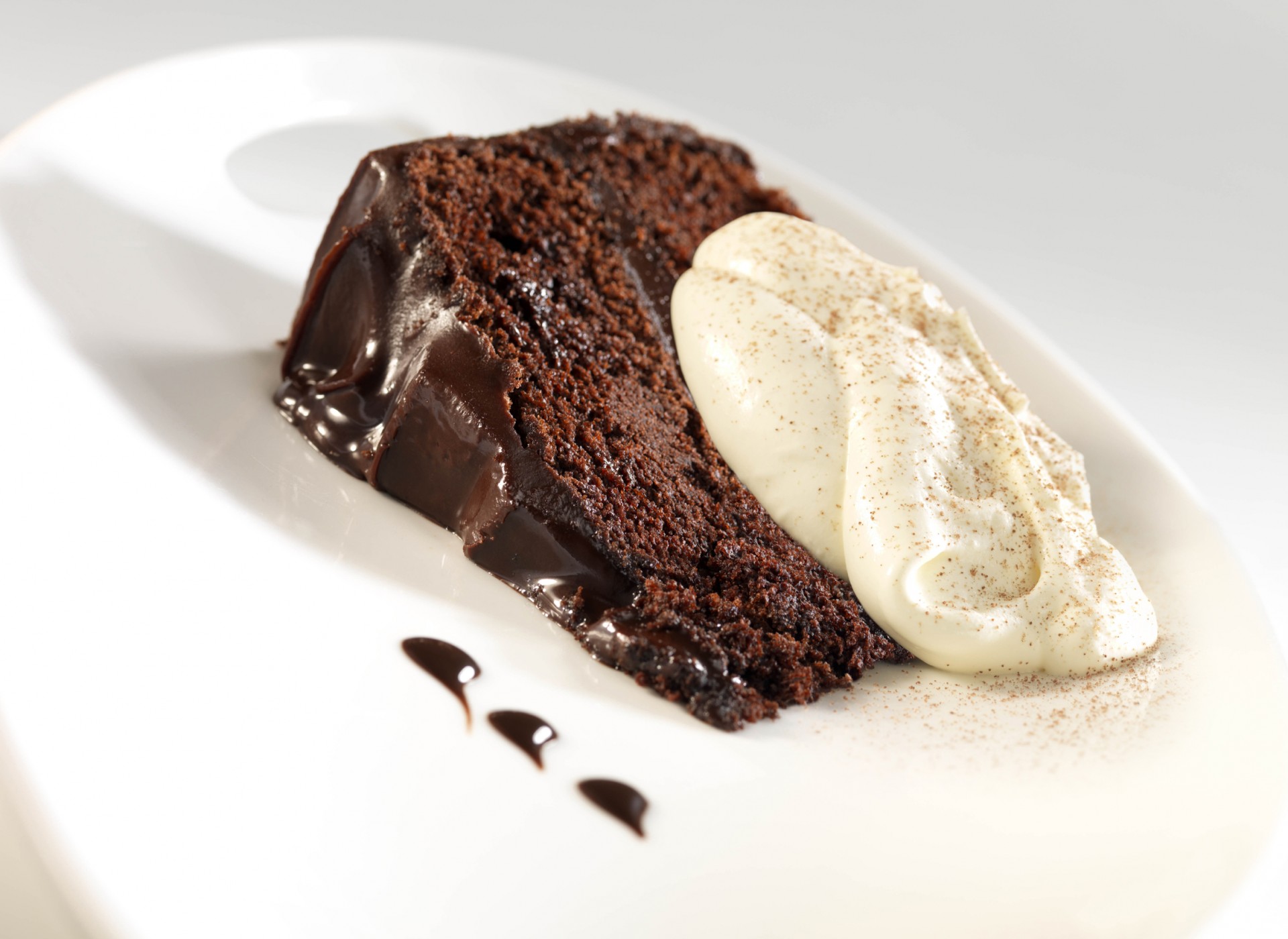 MADEMOISELLE DESSERTS Pre Cut Alabama Chocolate Fudge Cake